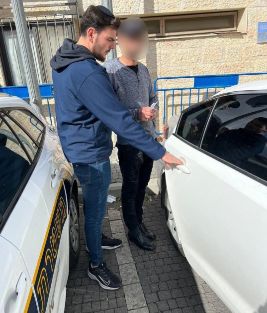 נעצר חשוד שתלש וגנב עשרות מזוזות ממפתן דלתות מגורים בליל העצמאות